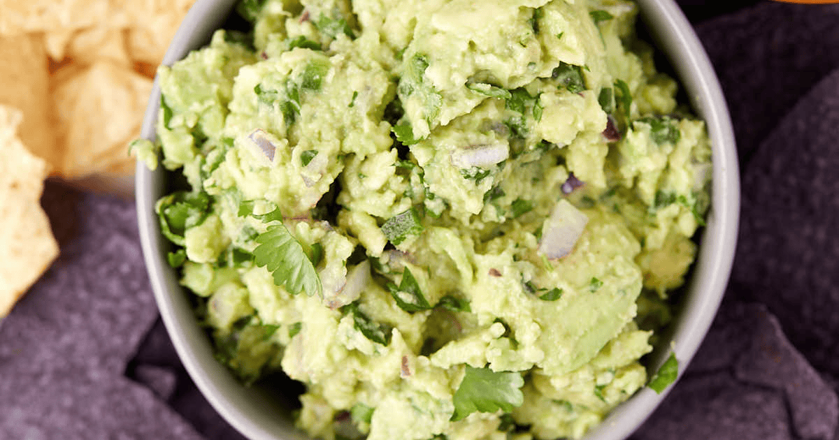 Easy No-Tomato Guacamole Recipe – Creamy, Flavorful & Authentic - Sass ...